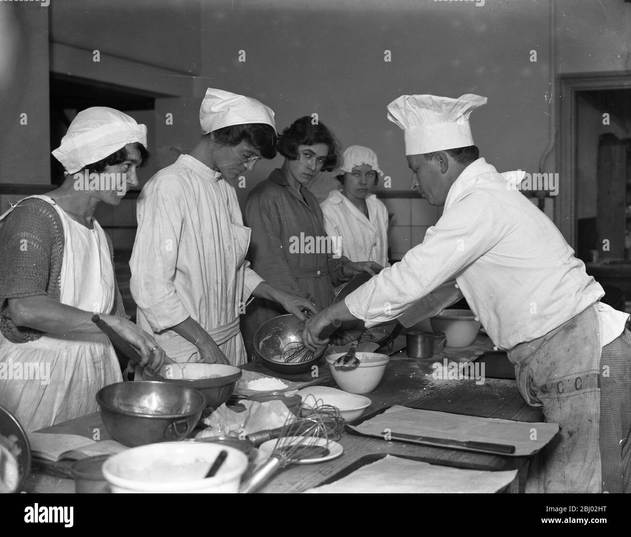 1920s woman cooking Black and White Stock Photos & Images - Alamy