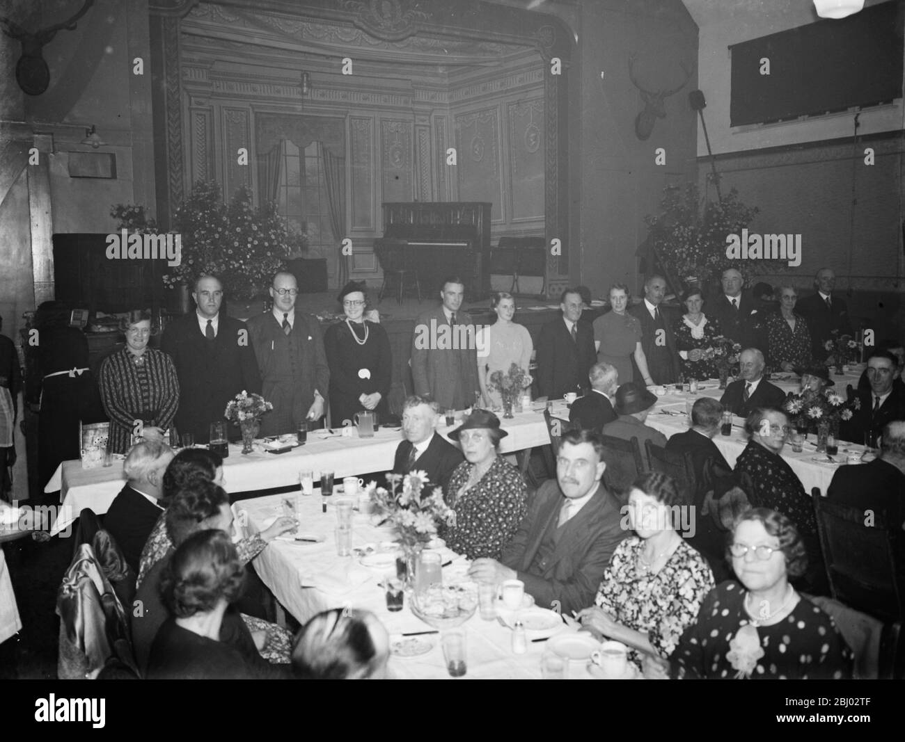 1930s dinner party hi-res stock photography and images - Alamy