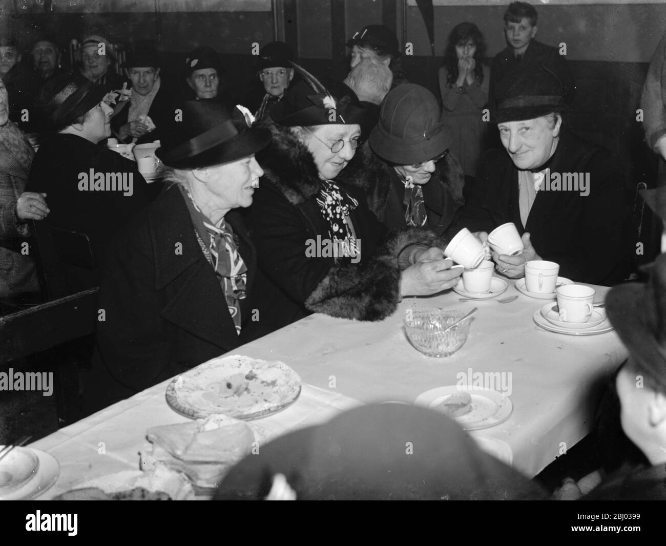 Old lady party hi-res stock photography and images - Alamy