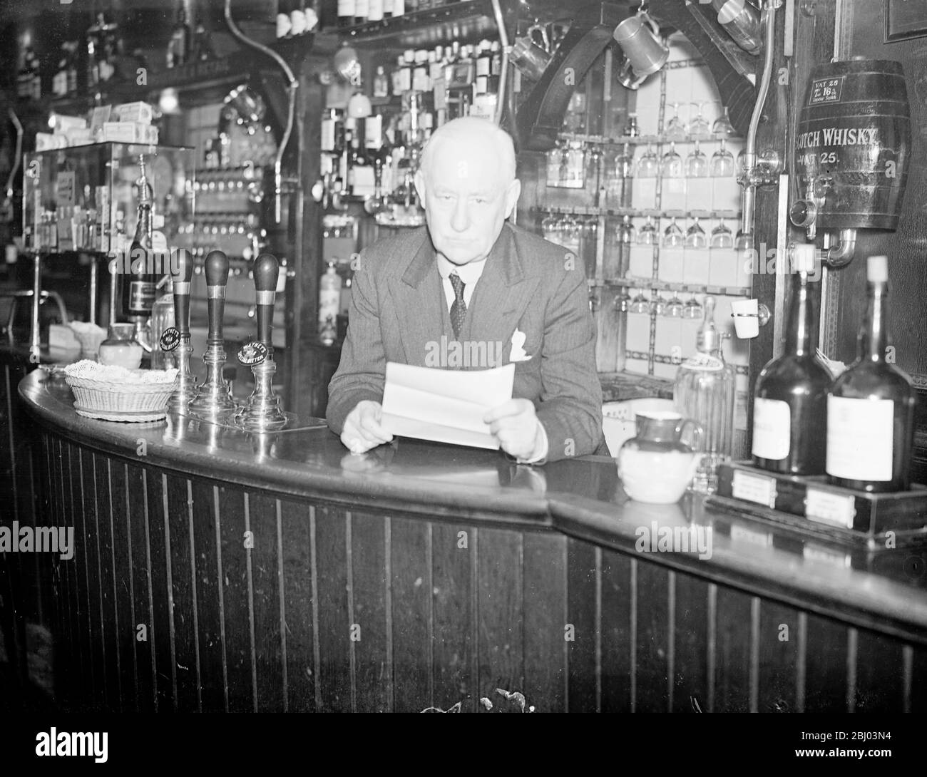 London restaurant 1930s hi-res stock photography and images - Alamy