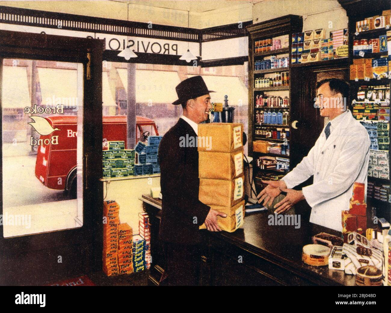 Grocery shopping 1950s hi-res stock photography and images - Alamy
