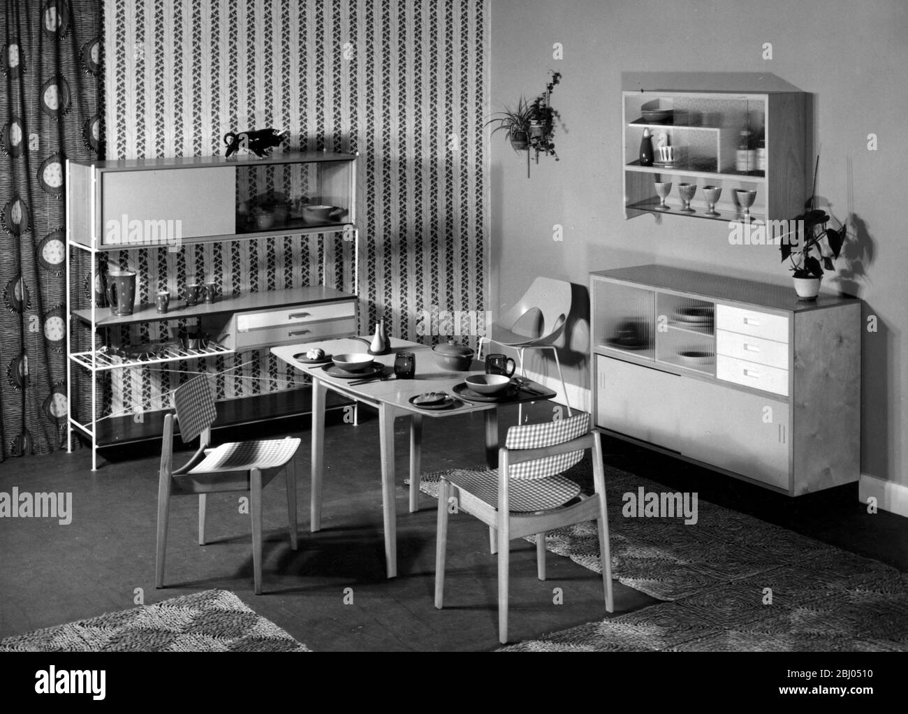 1950s dinner table hi-res stock photography and images - Alamy
