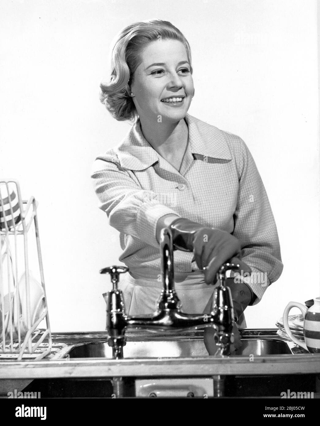 Cleaning kitchen woman Black and White Stock Photos & Images - Alamy