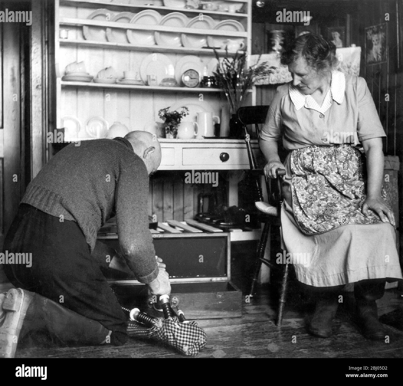 Mr and Mrs Geddes who live on Hebredian Island of Soay 1953 Stock Photo ...