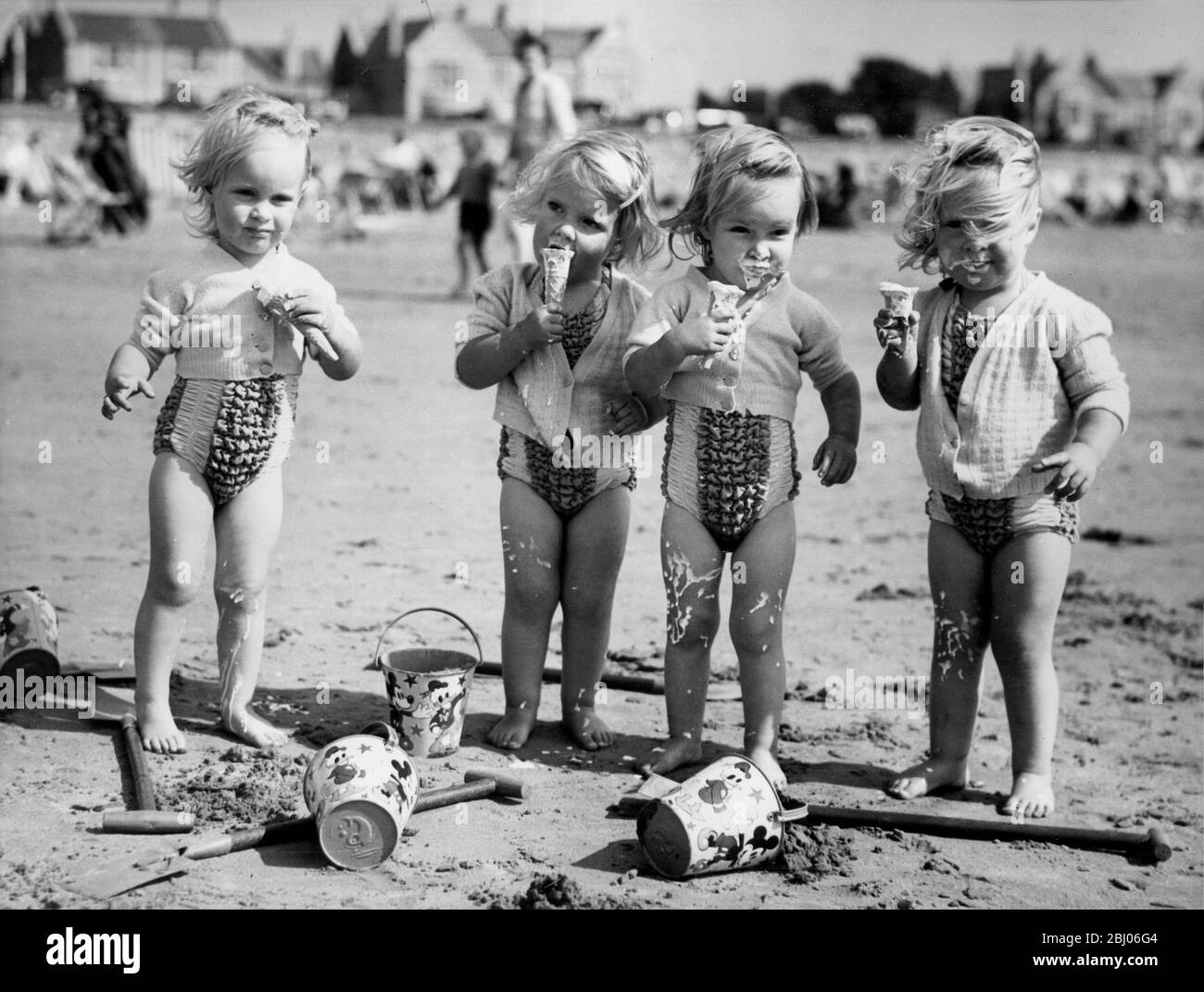 Holiday 1950 beach family hi-res stock photography and images - Alamy