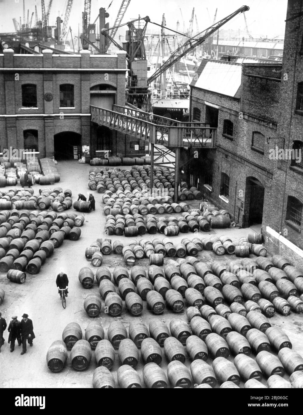 London docks hi-res stock photography and images - Alamy