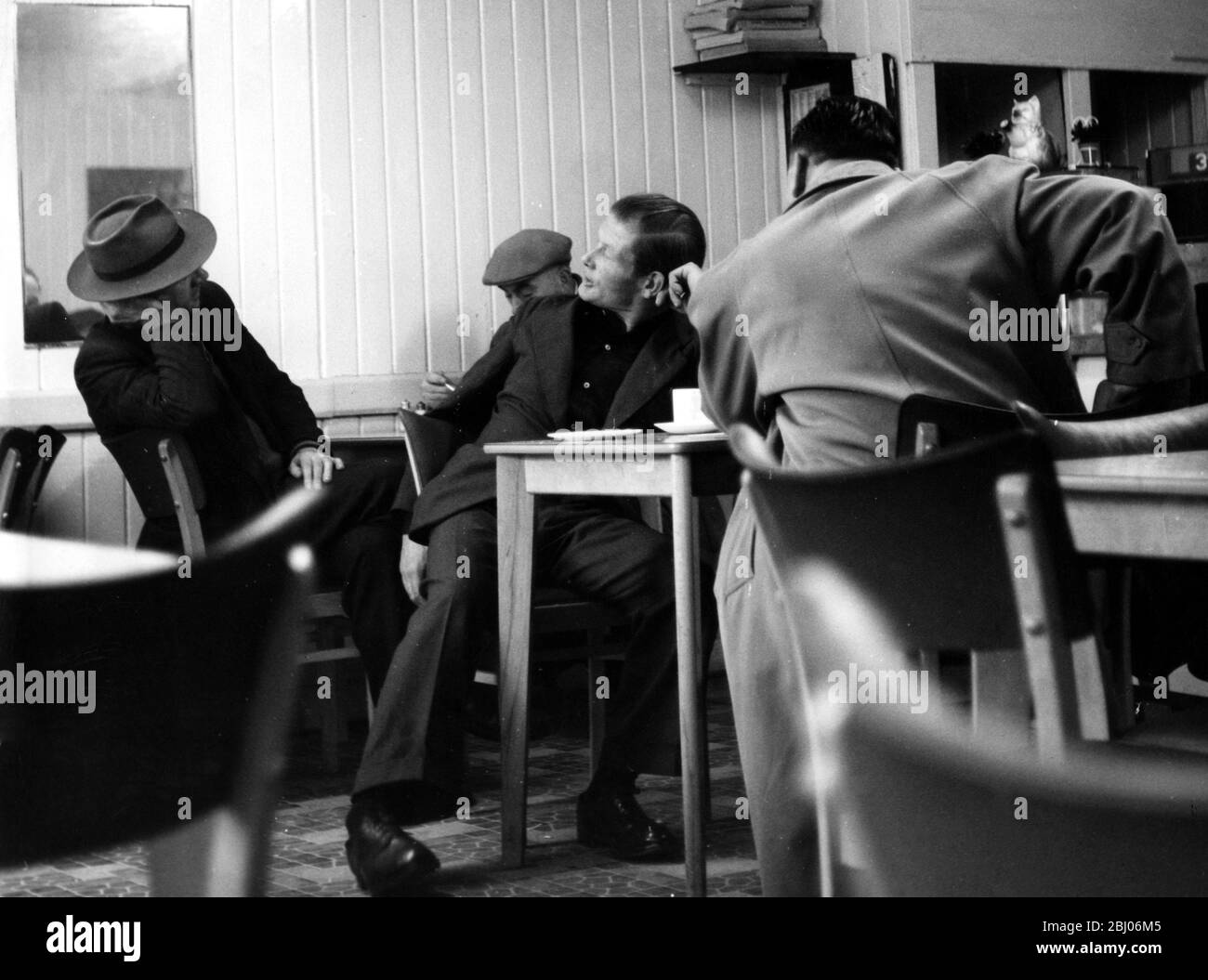 Cafe 1940s hi-res stock photography and images - Alamy