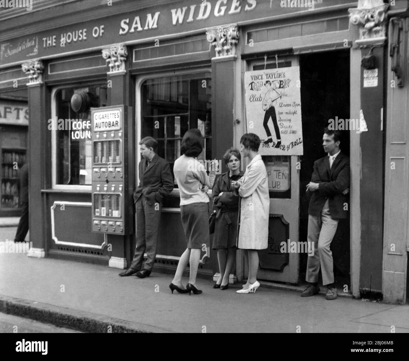 Fashion scene in london Black and White Stock Photos & Images - Alamy