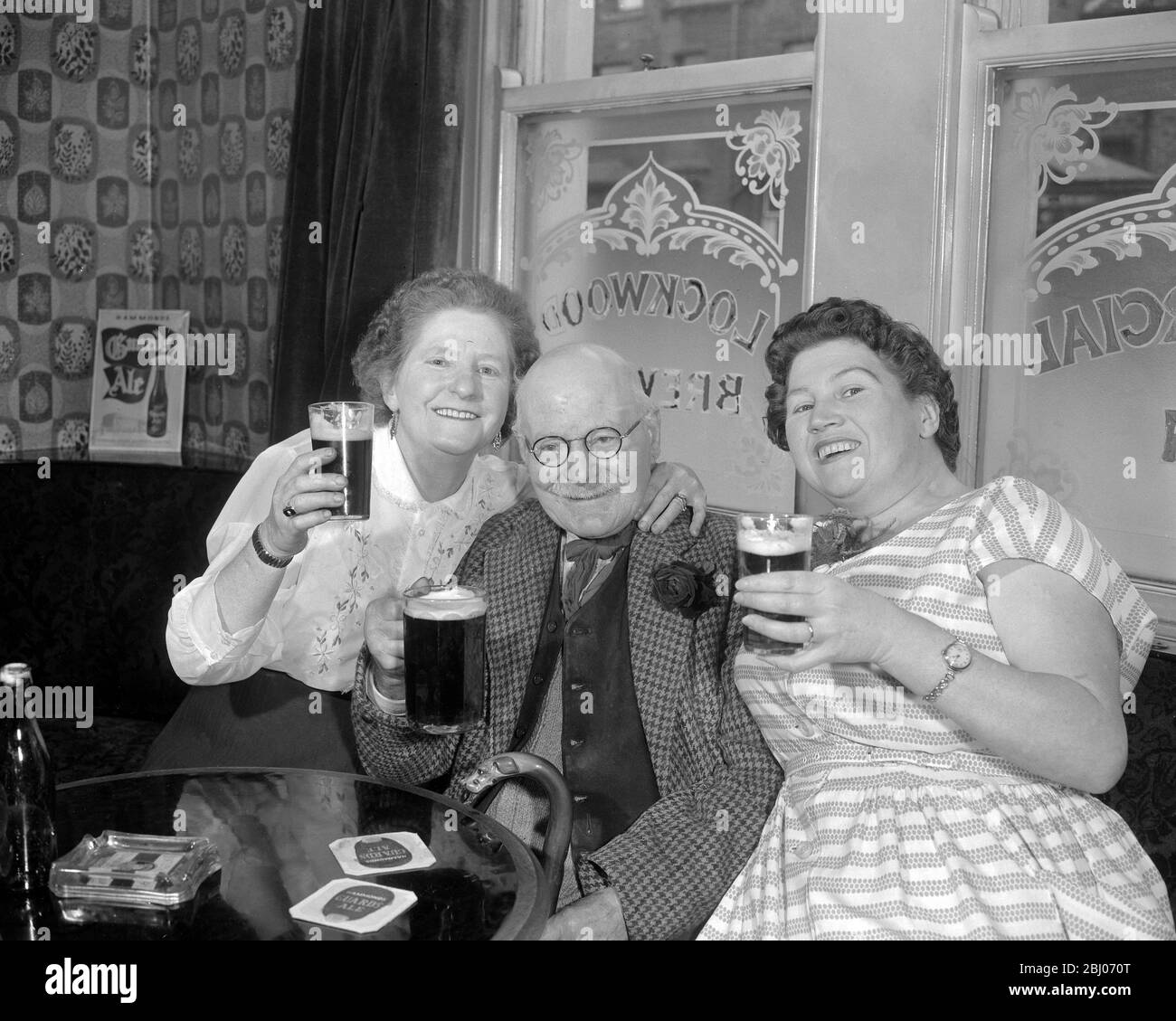 1950s pub hi-res stock photography and images - Alamy