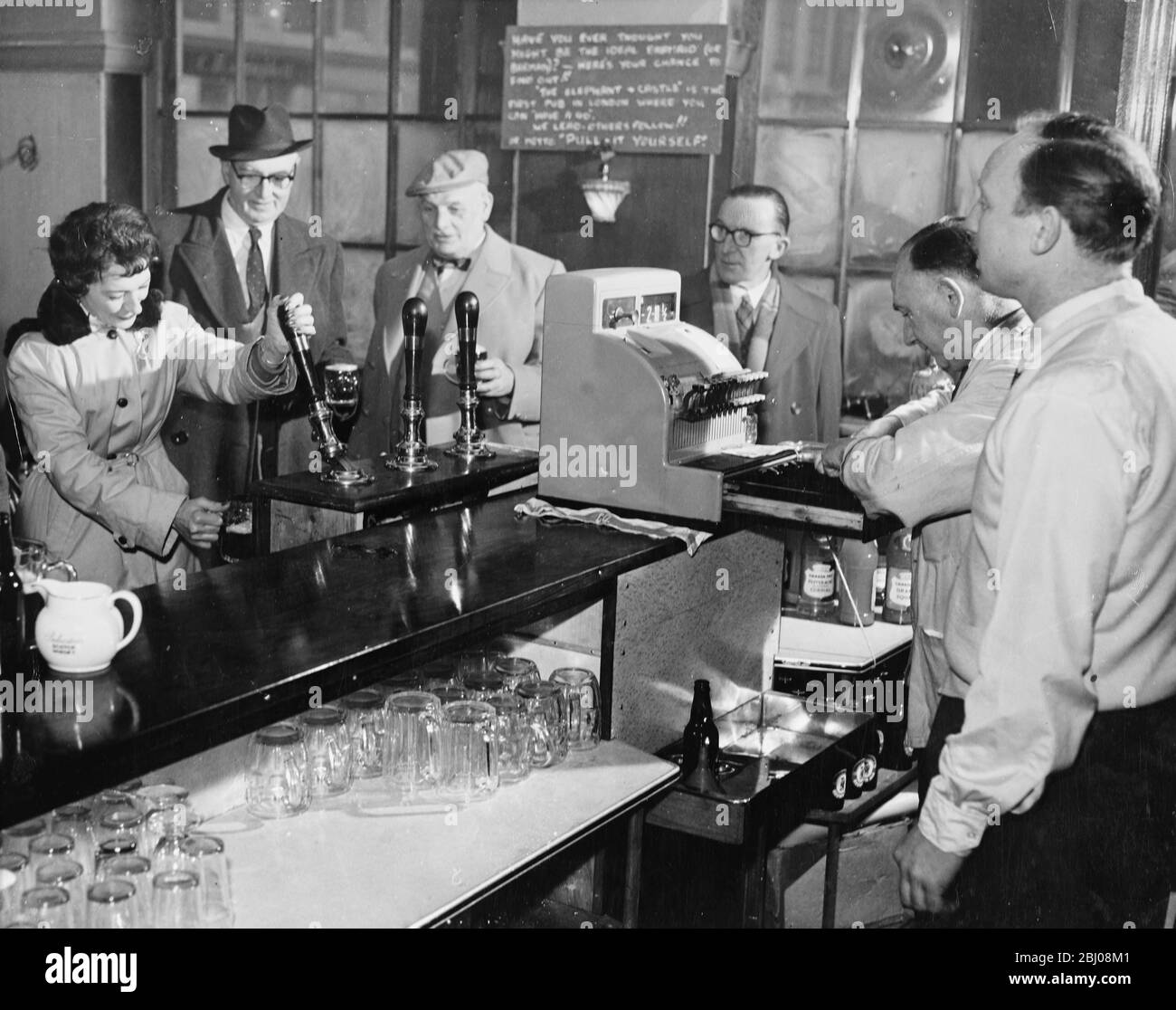 1950s pub woman hi-res stock photography and images - Alamy