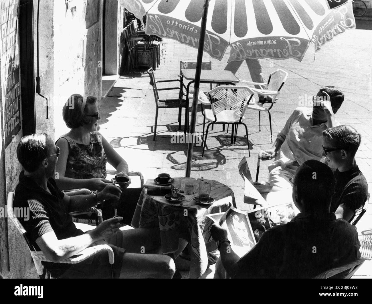 Cafe people summer Black and White Stock Photos & Images - Alamy