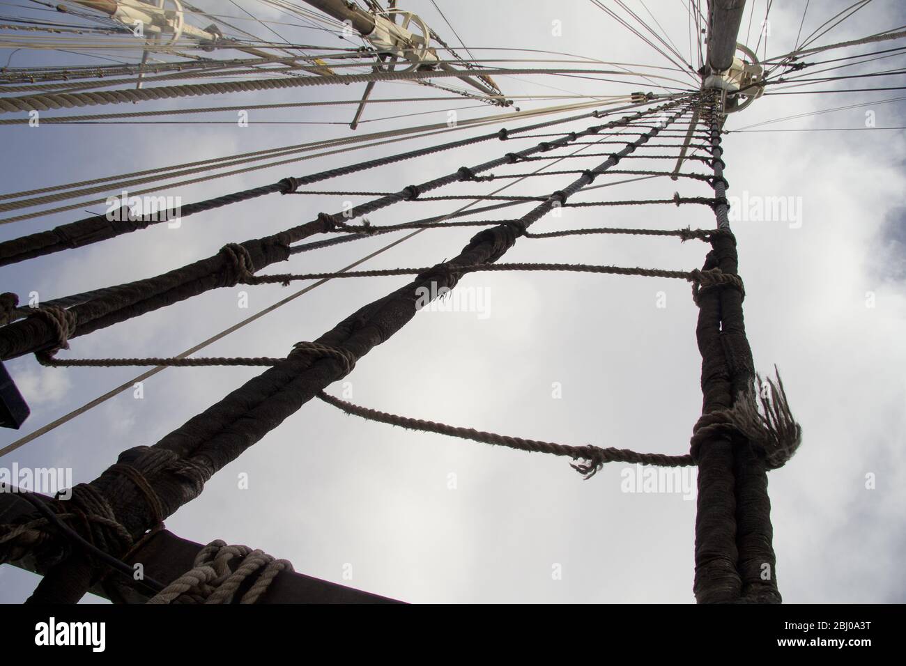 Boat strings hi-res stock photography and images - Alamy