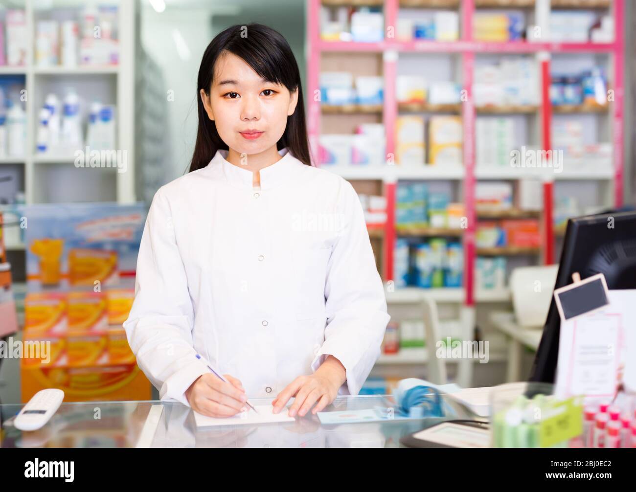Portrait of chinese female pharmacist in modern pharmacy Stock Photo ...