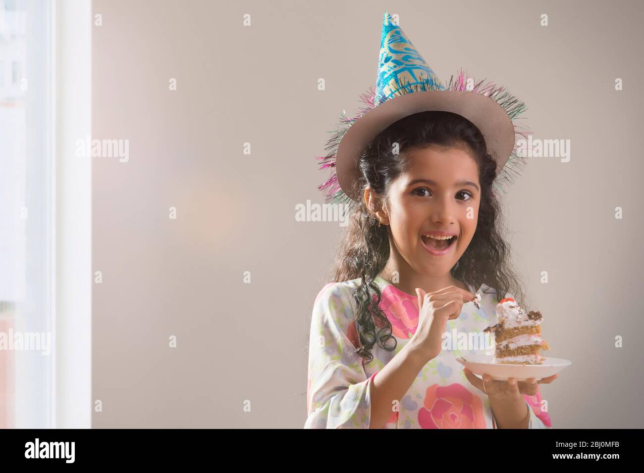 Children eating birthday cake hi-res stock photography and images - Alamy
