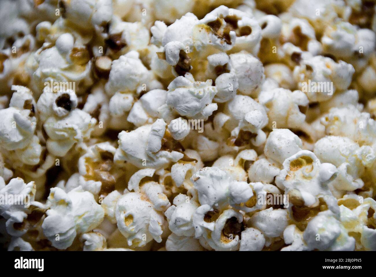 How to make popcorn hi-res stock photography and images - Alamy