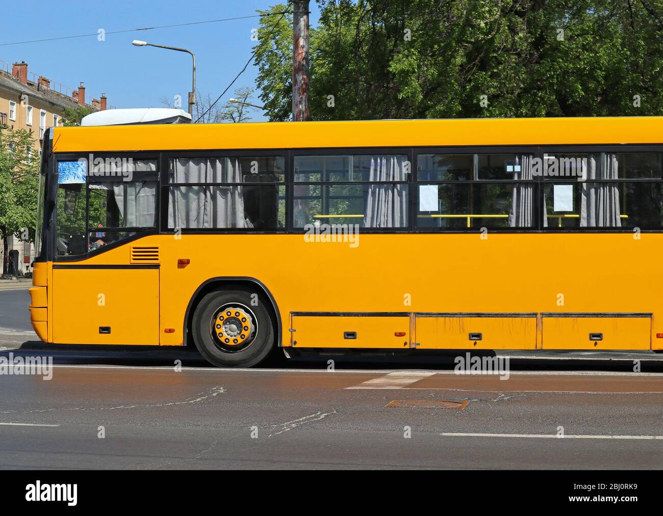 Bus standing hi-res stock photography and images - Alamy