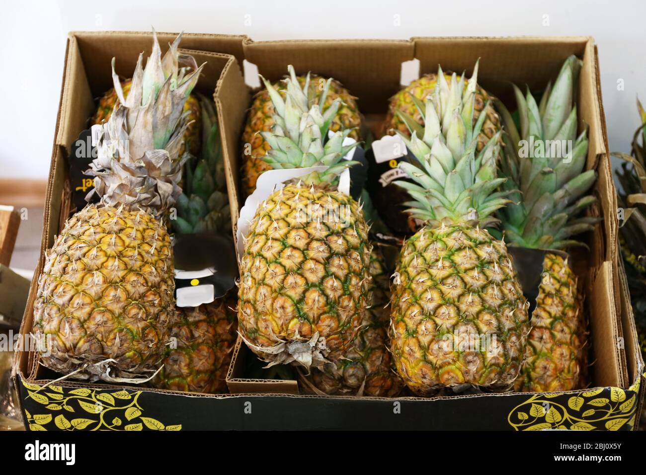 Box of pineapples hi-res stock photography and images - Alamy