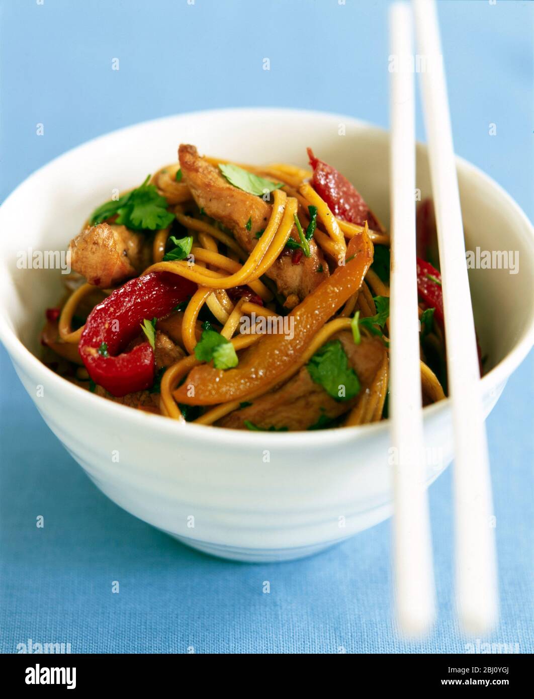 Stir fried noodles with chicken and vegetables Stock Photo - Alamy