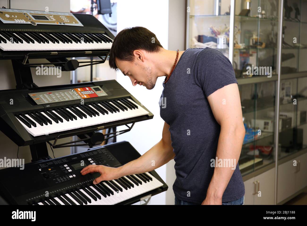 Man in music store hi-res stock photography and images - Alamy