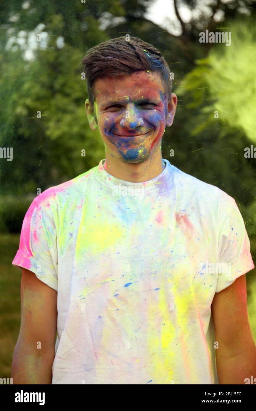 Devotees celebrating holi festival hi-res stock photography and images ...