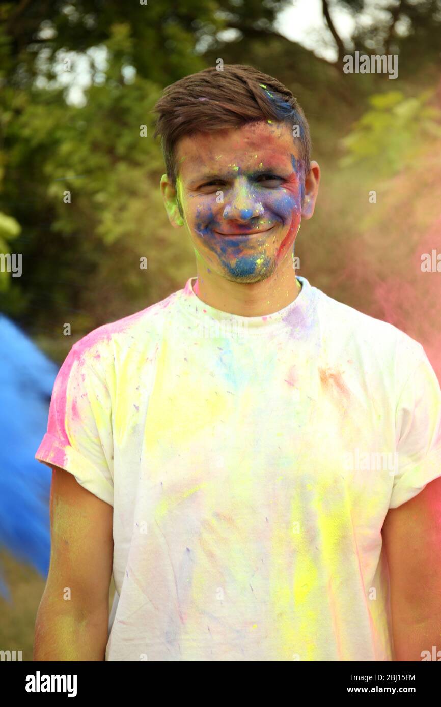 Devotees celebrating holi festival hi-res stock photography and images ...