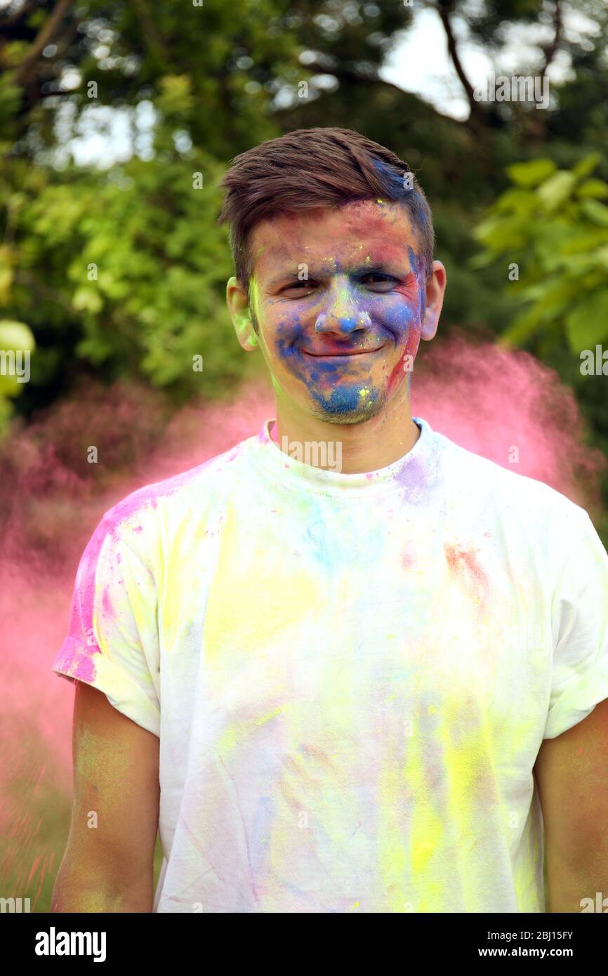 Devotees celebrating holi festival hi-res stock photography and images ...