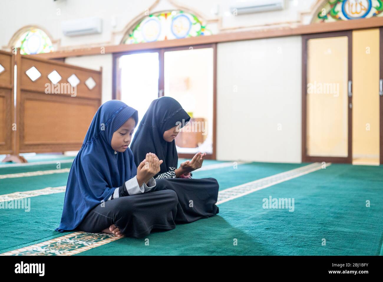 Children praying mosque hi-res stock photography and images - Alamy