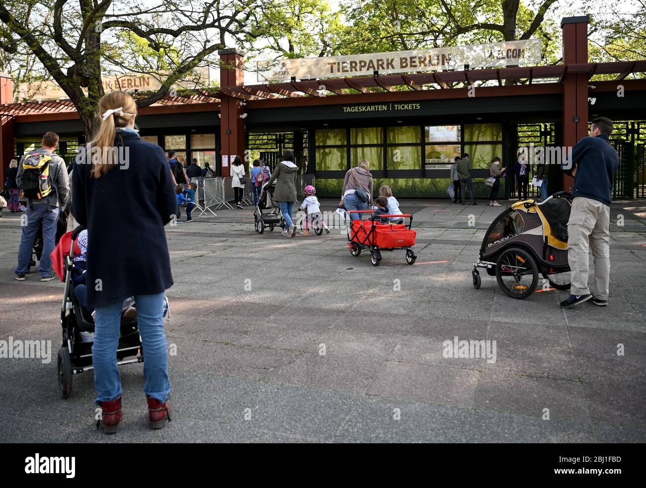 Berlin, Germany. 28th Apr, 2020. Visitors line up at the entrance of ...