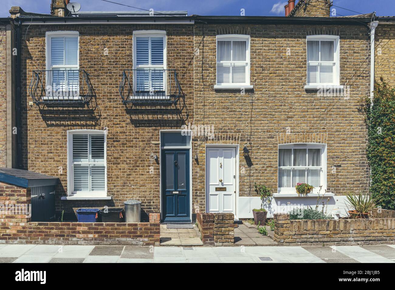 London england uk attached houses hi-res stock photography and images ...