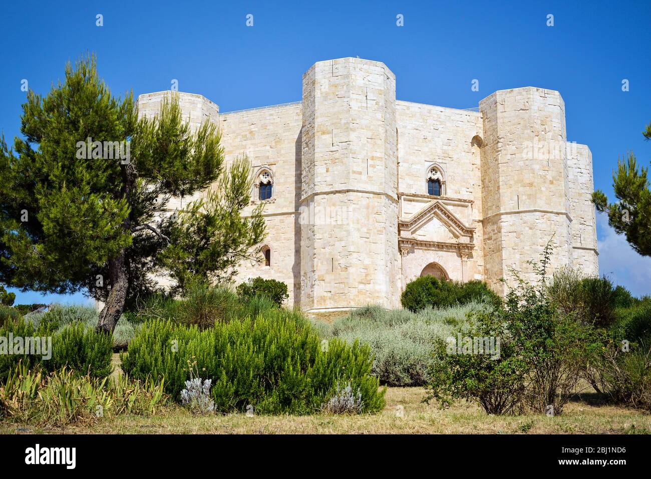 Panoramic view of Castel del Monte, Puglia. Italy Stock Photo - Alamy