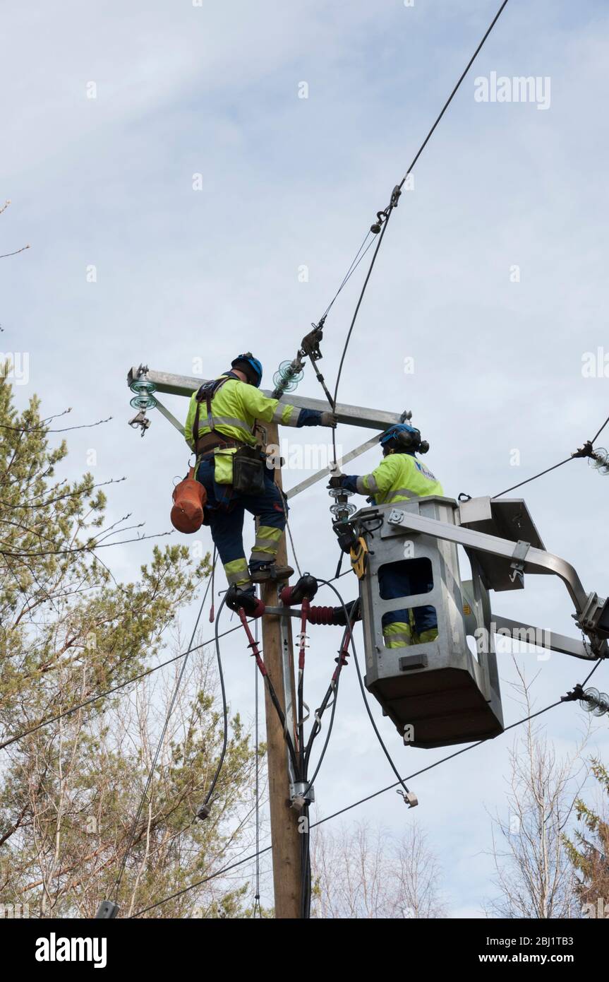 Powerline maintenace crew hi-res stock photography and images - Alamy