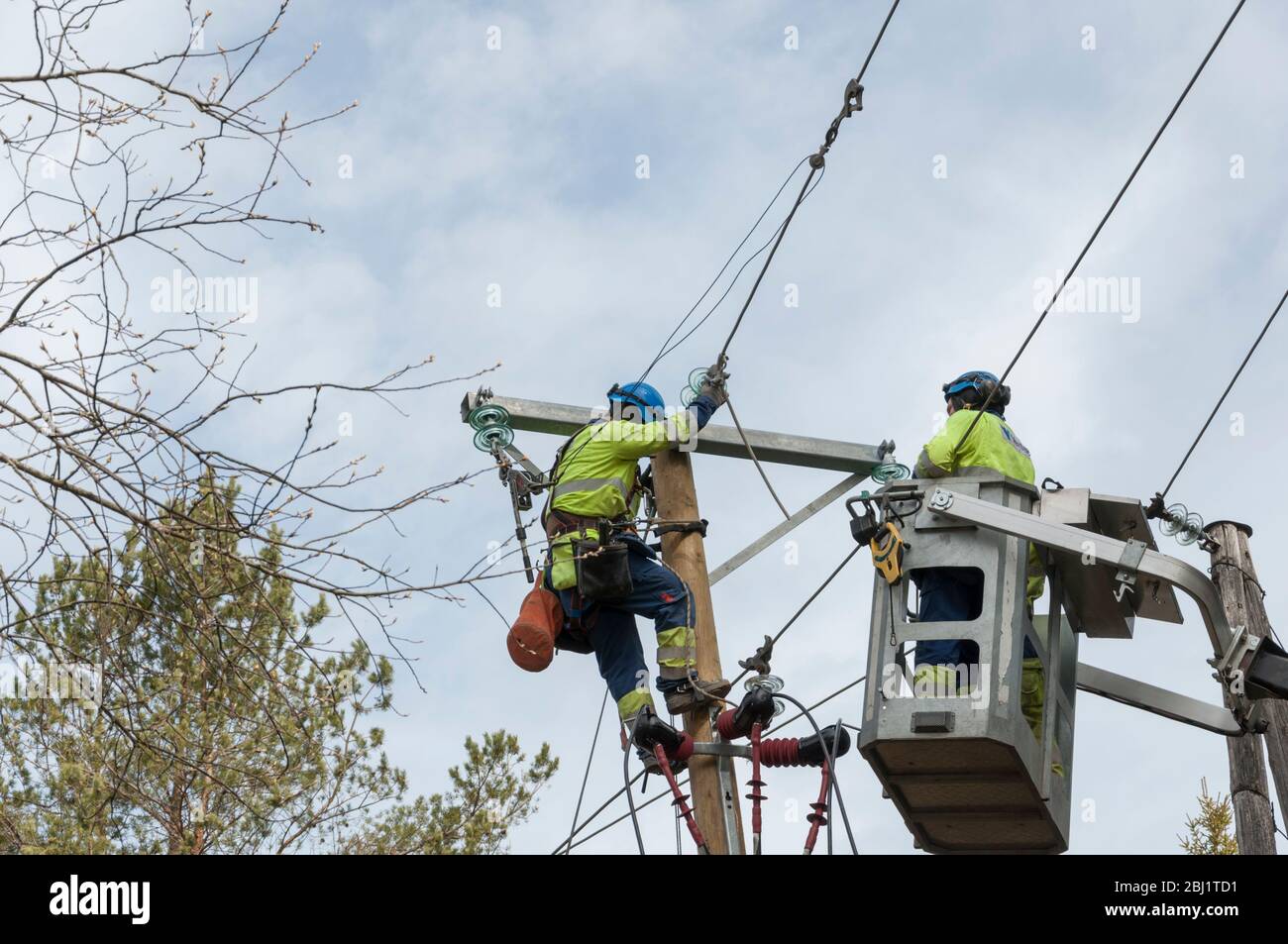 Powerline maintenace crew hi-res stock photography and images - Alamy