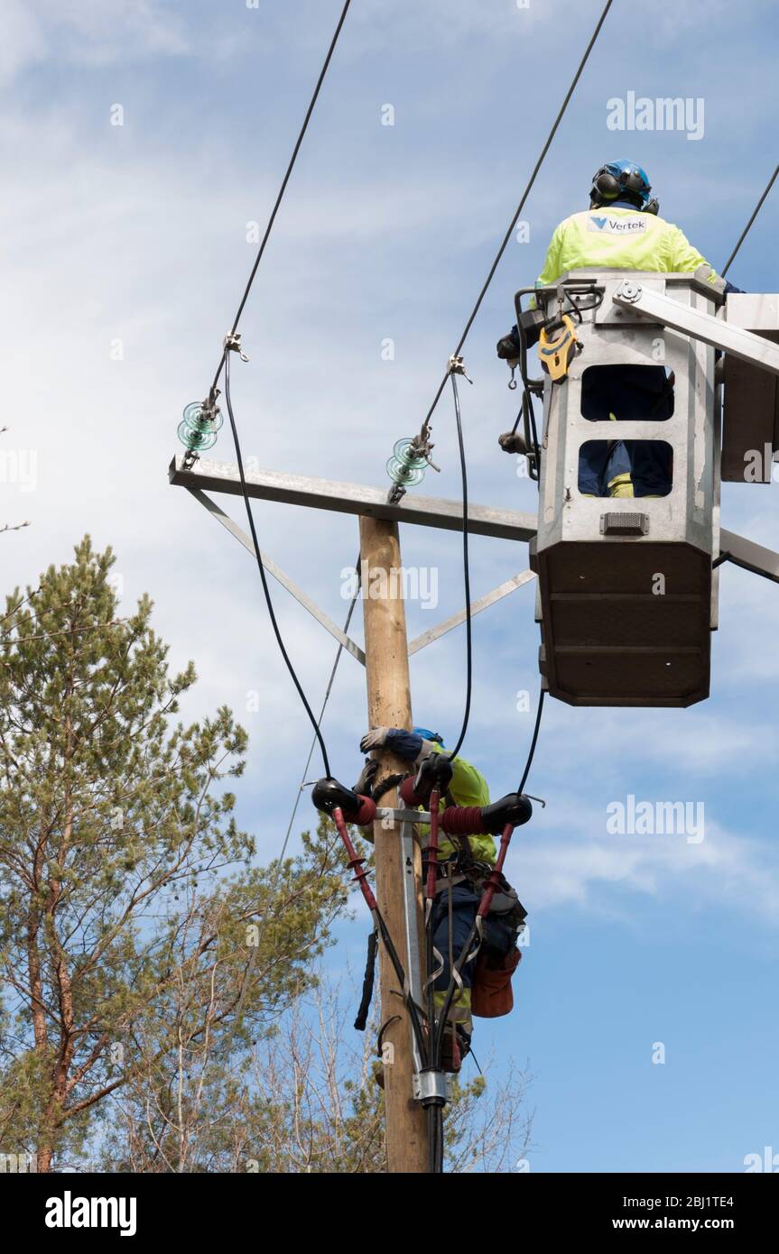 Powerline maintenace crew hi-res stock photography and images - Alamy