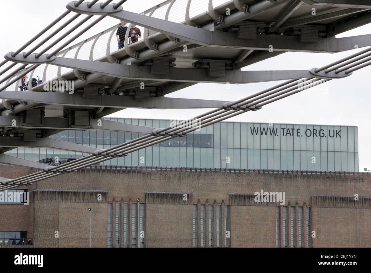 Millennium footbridge london tate hi-res stock photography and images ...