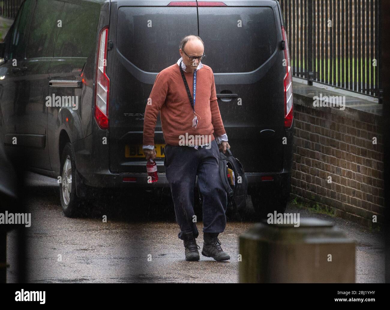 Dominic cummings arrives at the back of downing street hi-res stock ...