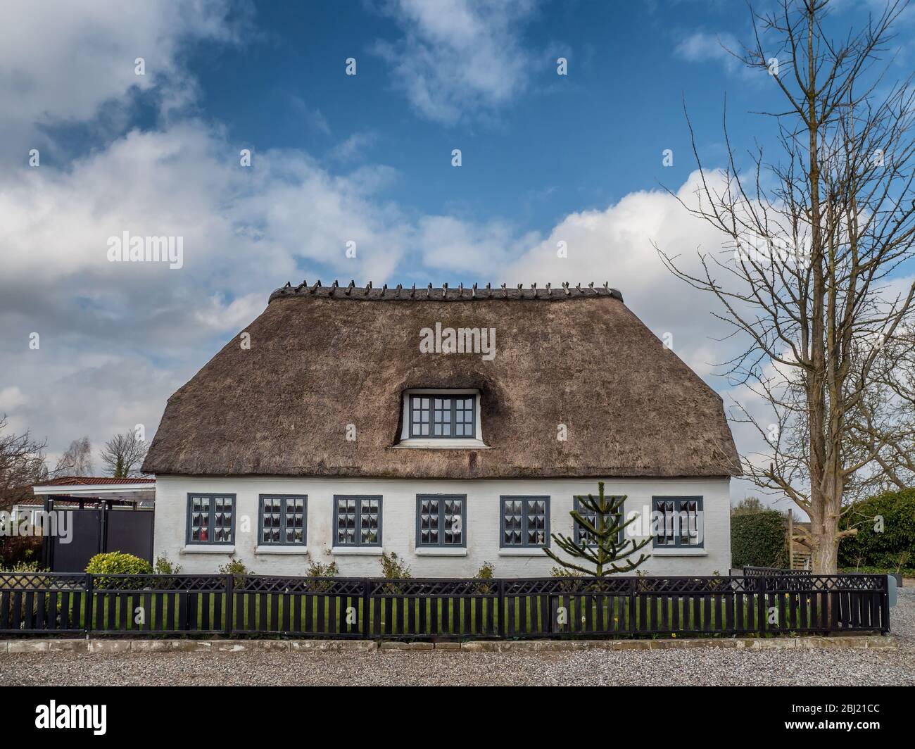 Traditional thatched house in Egernsund Alnor, Denmark Stock Photo - Alamy