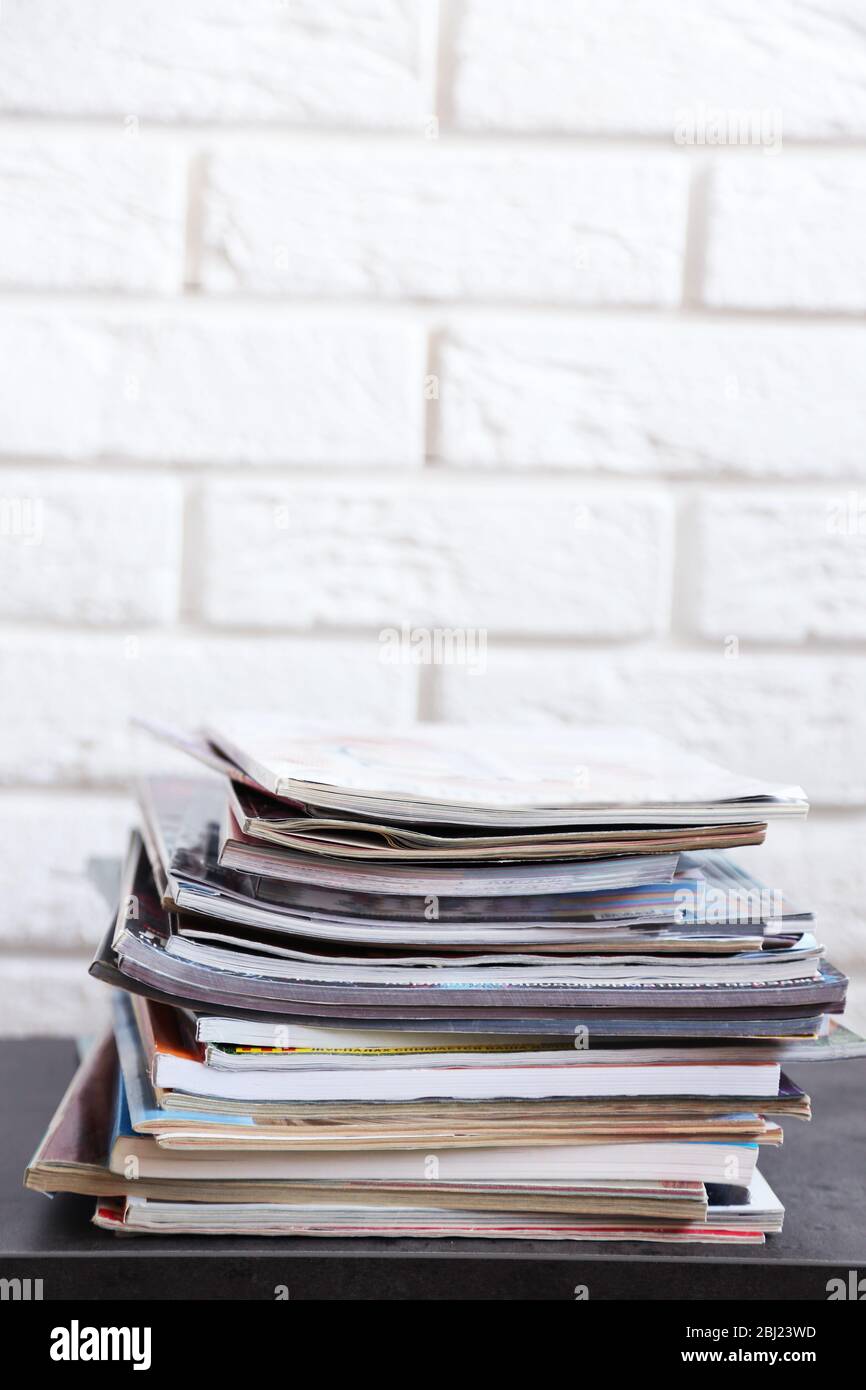 Stack magazines table hi-res stock photography and images - Alamy