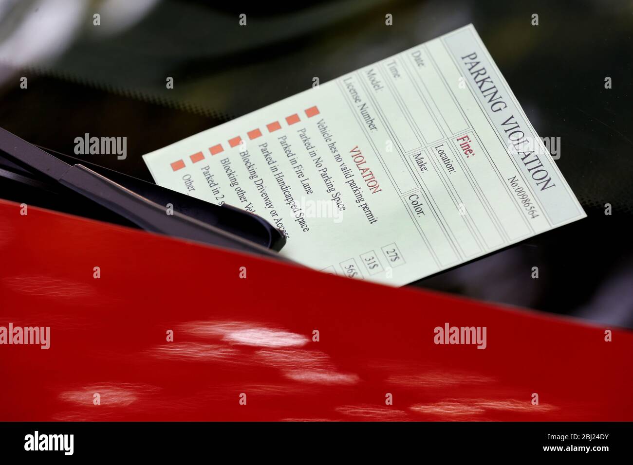 Parking violation ticket on car windscreen Stock Photo - Alamy
