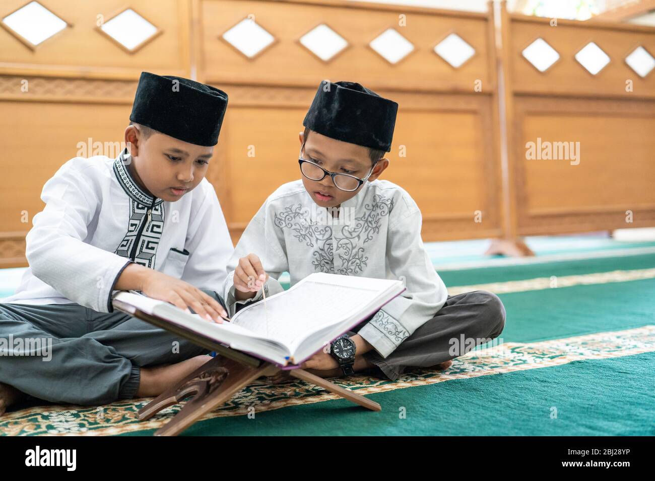 Quran reading children hi-res stock photography and images - Alamy