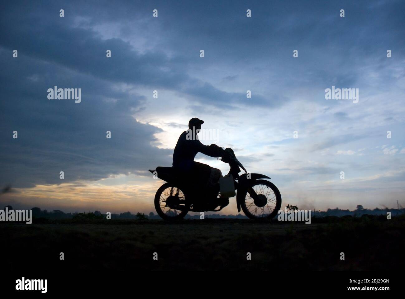 Silhouette man motorcycle sunset hi-res stock photography and images ...