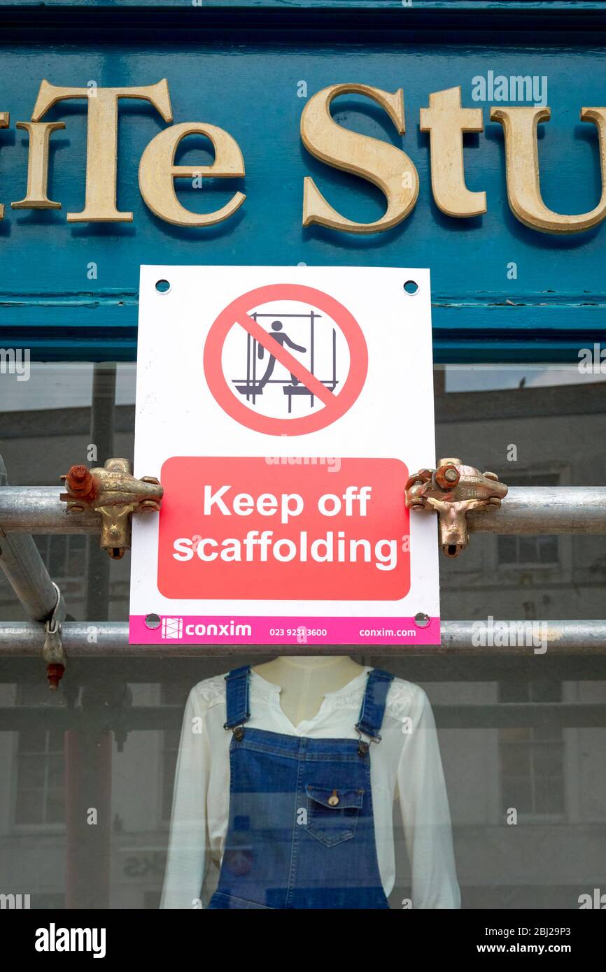 Scaffolding warning sign hi-res stock photography and images - Alamy