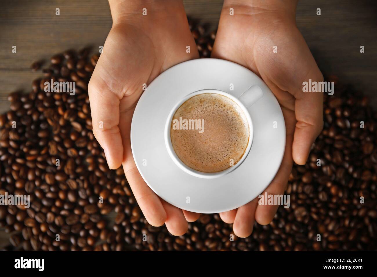 Hands holding fresh coffee grains hi-res stock photography and images ...