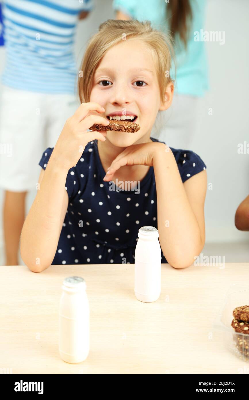Cute girl at lunch time in classroom Stock Photo - Alamy