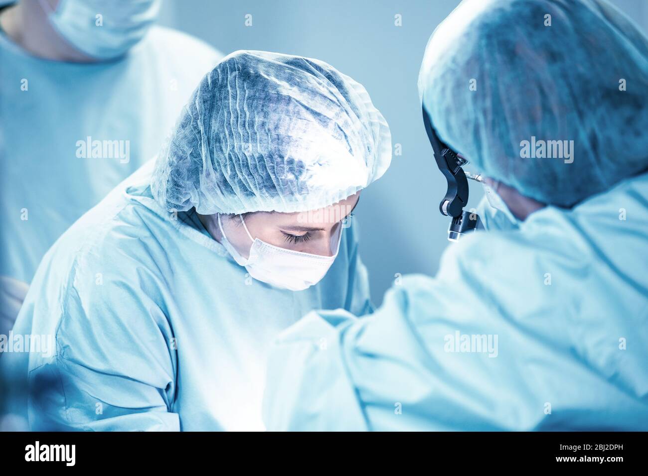 A team of doctors is fighting for the life of the patient. Intensive ...