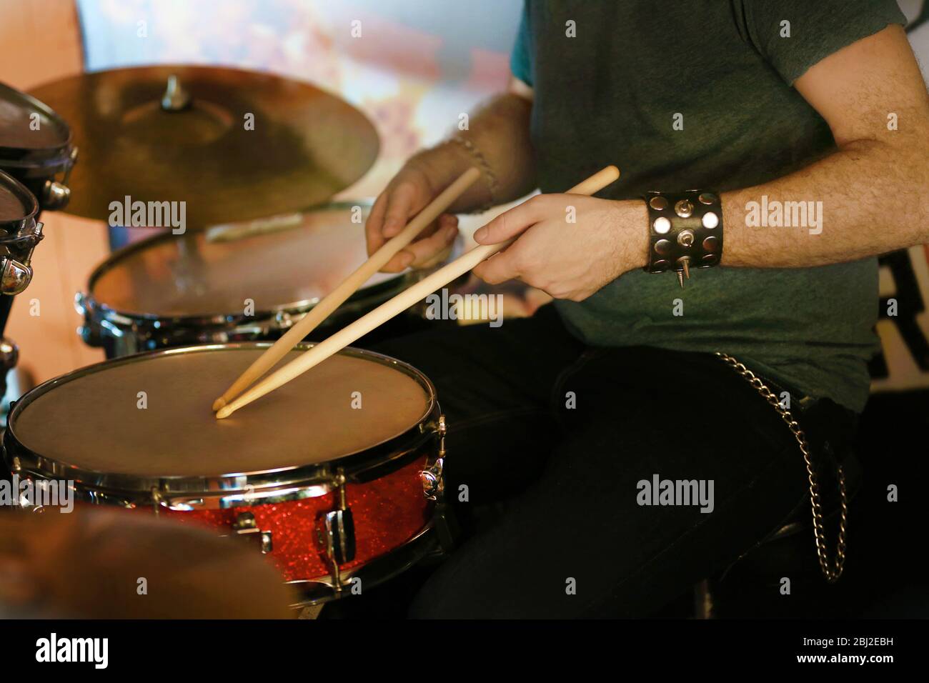 Men play hand drums hi-res stock photography and images - Alamy