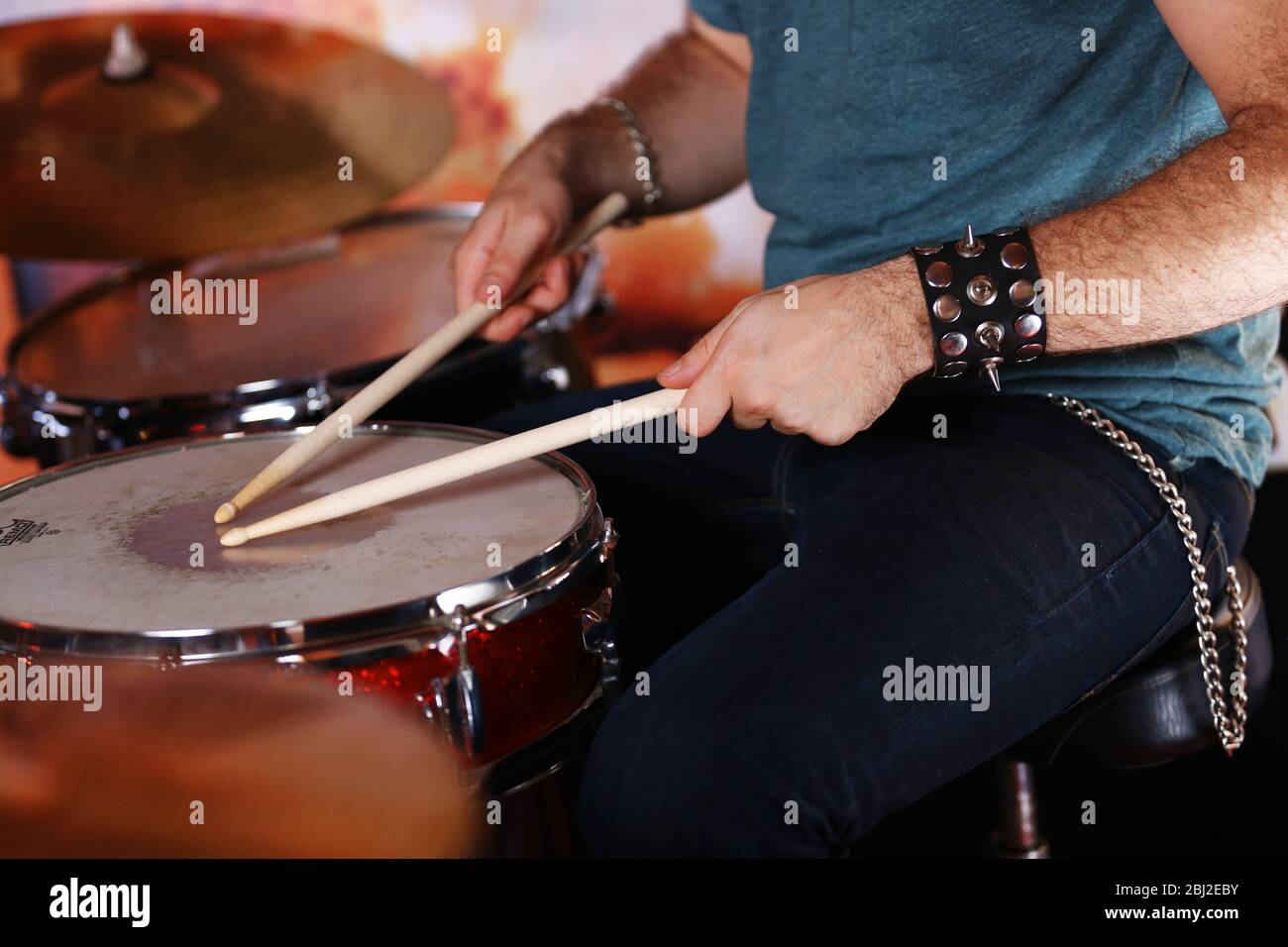 Men play hand drums hi-res stock photography and images - Alamy