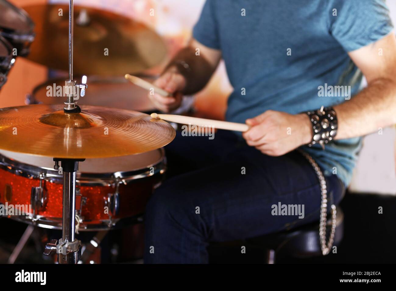 Men play hand drums hi-res stock photography and images - Alamy