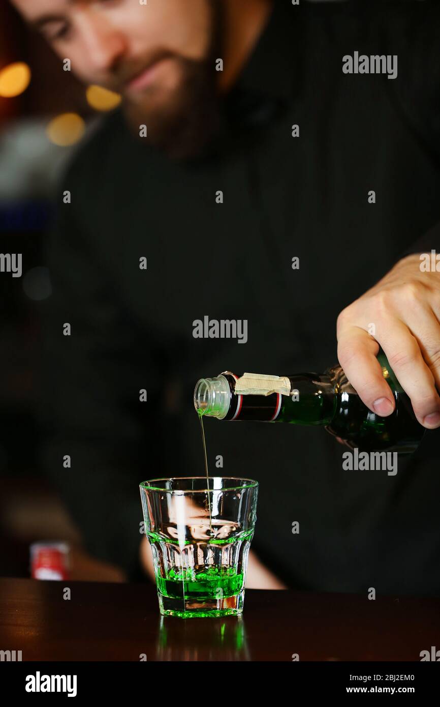Pouring liquor hi-res stock photography and images - Alamy