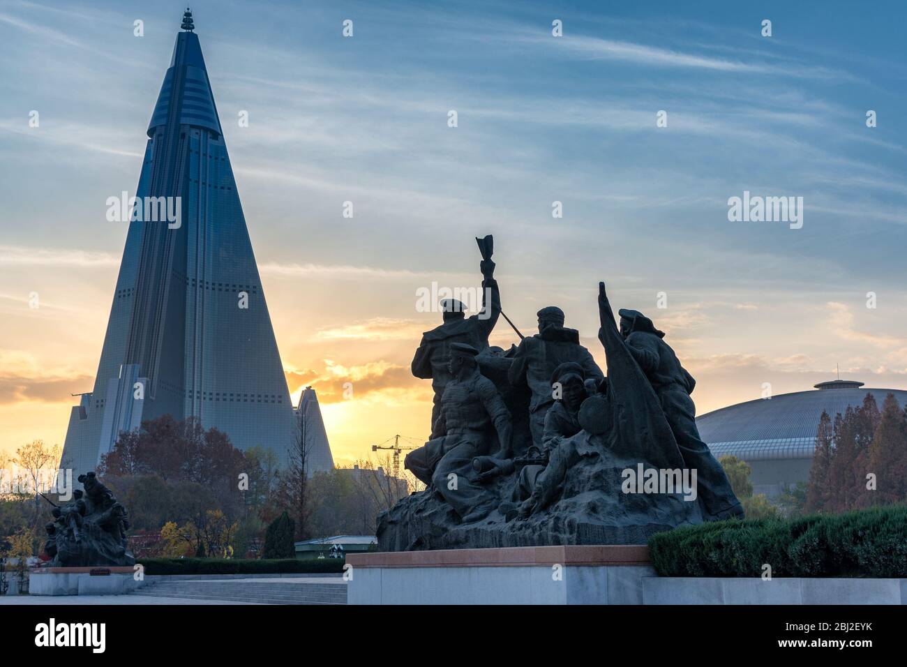 Pyramid shaped skyscraper hi-res stock photography and images - Alamy