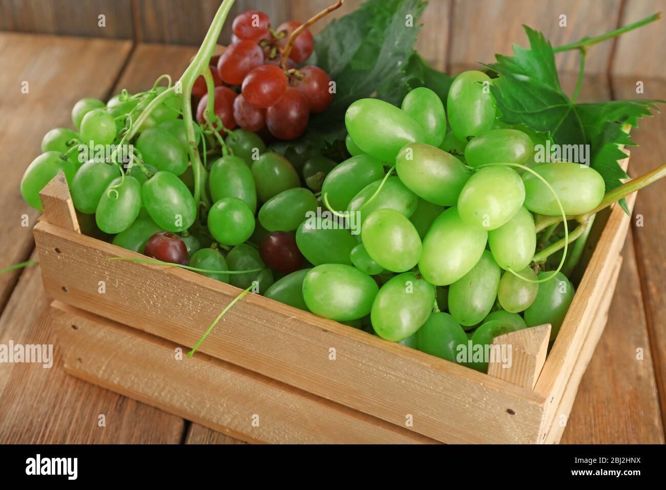 White grape cluster in box hi-res stock photography and images - Alamy